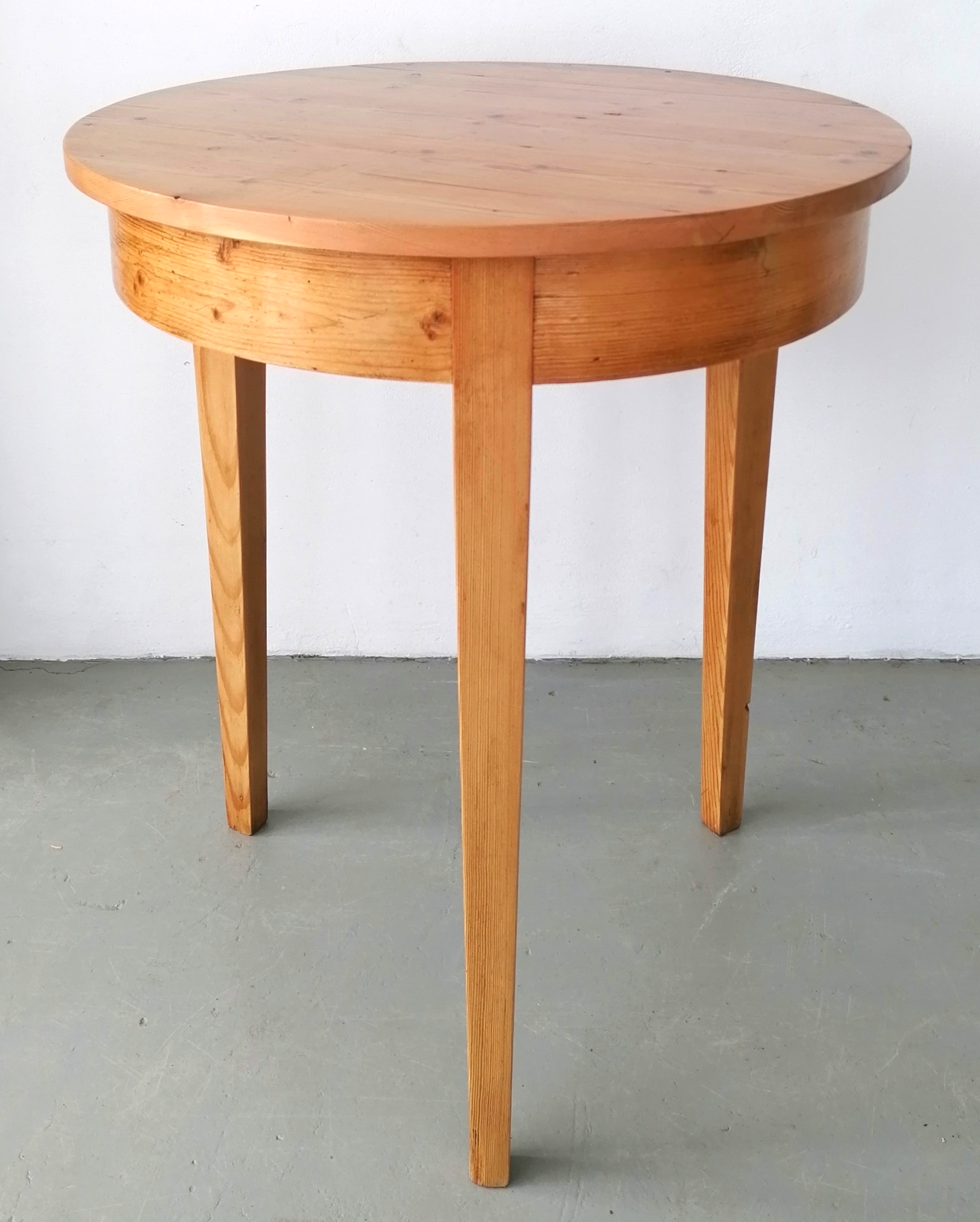 Round three legged tables made from 19th century oregon pine – Lutge ...