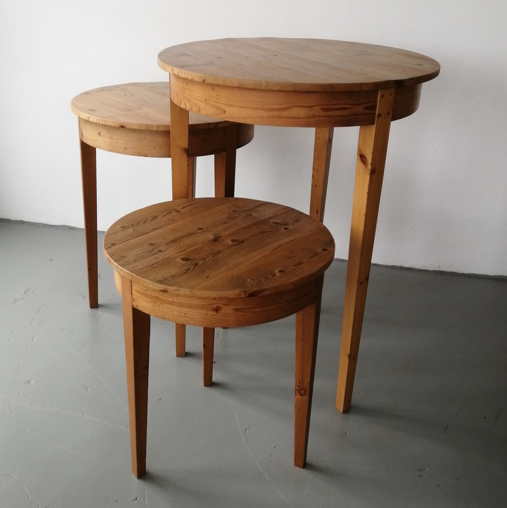 Round three legged table made from 19th century oregon pine - Lutge Gallery